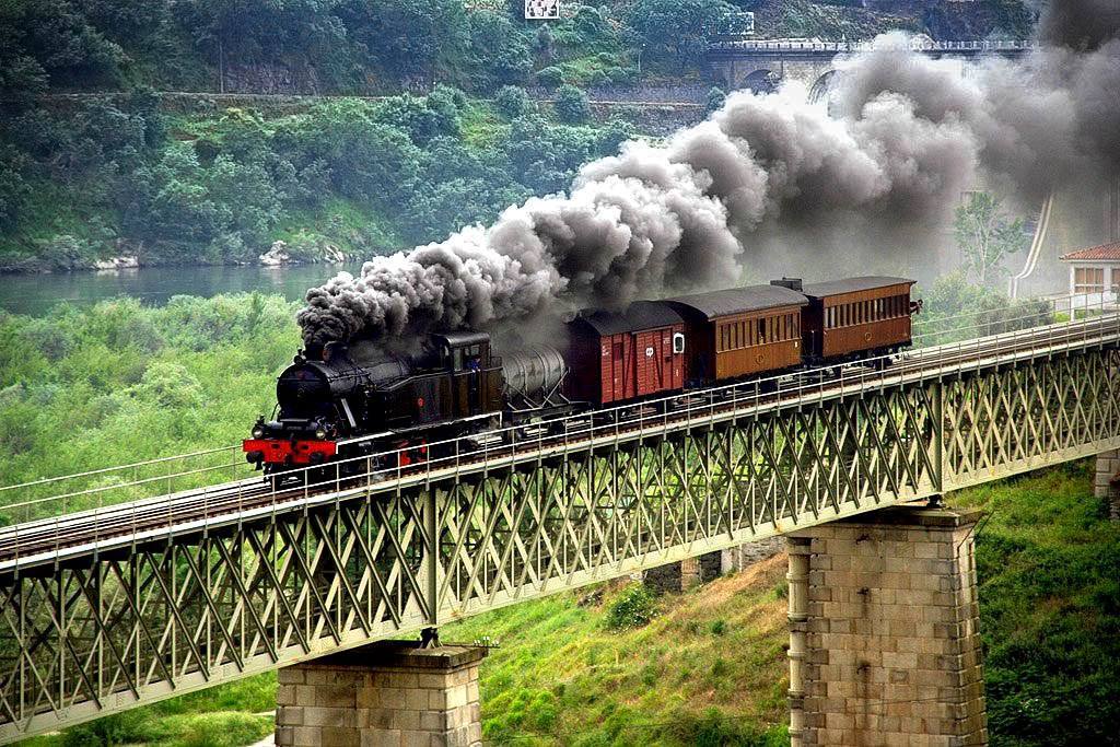 A viagem no comboio histórico do Douro esta na lista das mais belas do ...