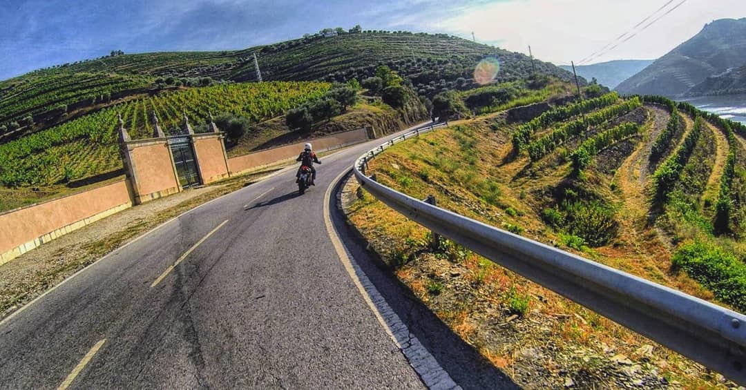 Este é a melhor estrada do mundo N222 e fica em Portugal