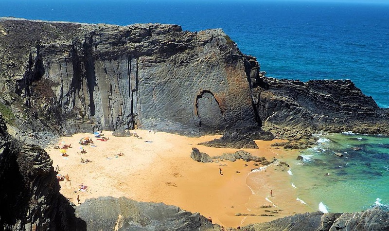 Há uma praia no Alentejo com uma cascata de mais de 50 metros de altura