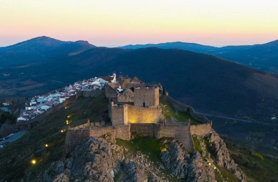 Ã um dos castelos mais bonitos do Alentejo fica a mais de 800 metros de ...
